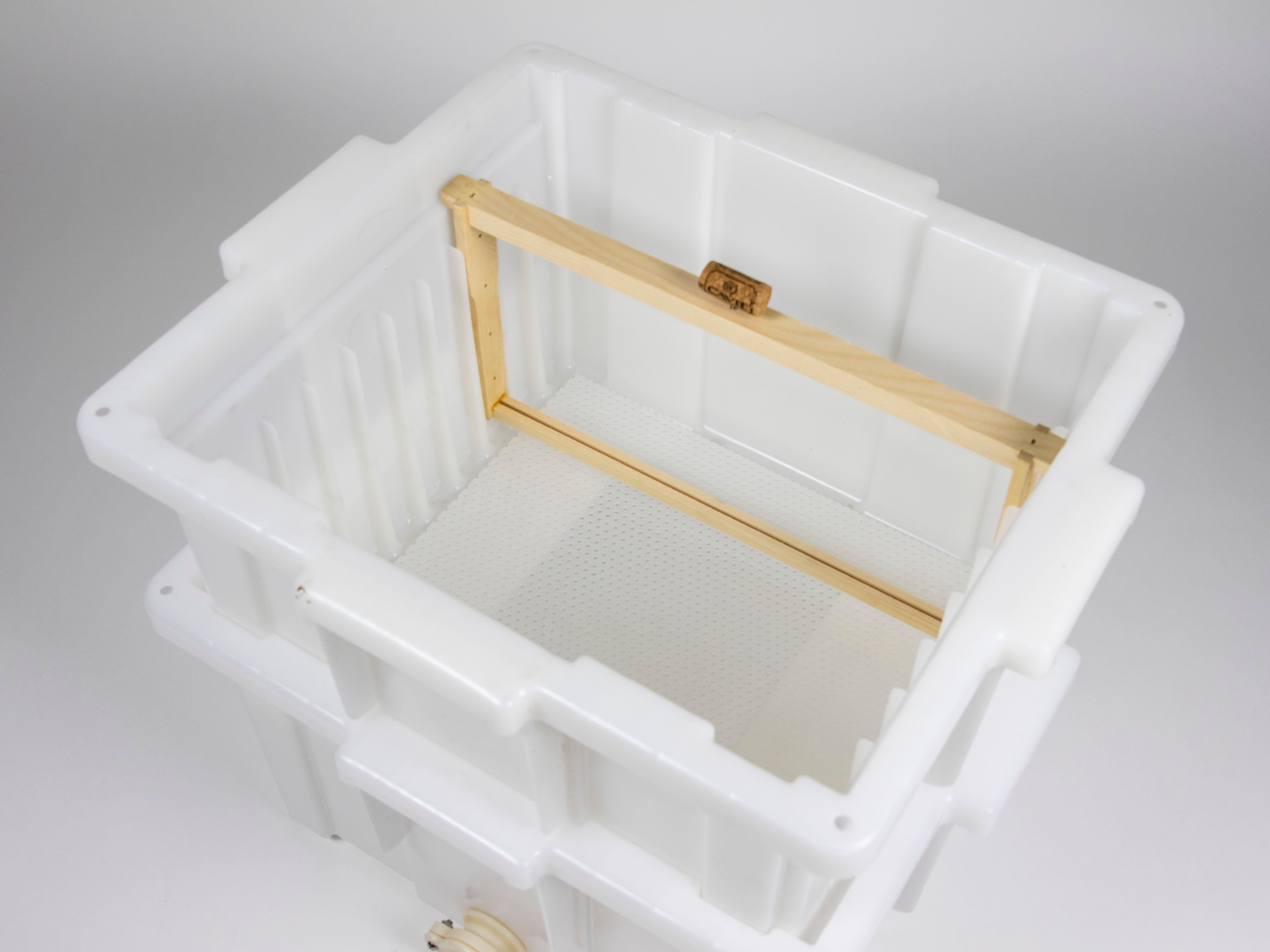 Bee frame with storage store